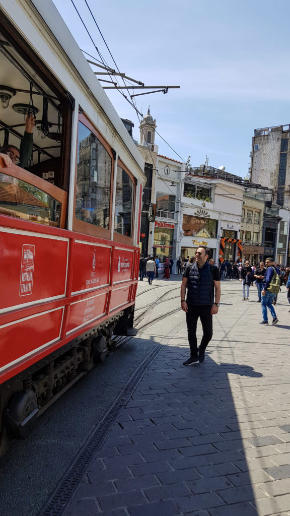 Η Μεγάλη Οδός του Πέραν, με το Νοσταλγικό Τραμ - We Love 2 Travel ...