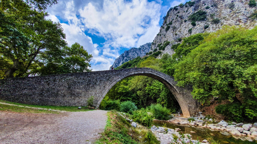 Στο Πέτρινο Γεφύρι του Αγίου Βησσαρίωνα Θα Ερωτευτείς Αυτόν τον Τόπο ...